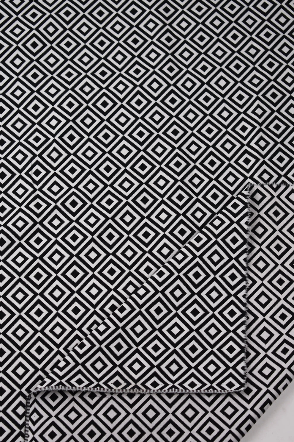 Acquista Tessuto Jacquard rombi bianco e nero double face | Tessuti per ...